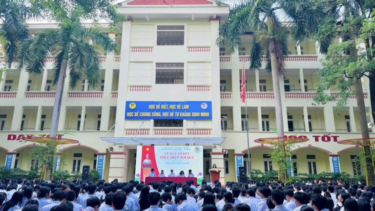 Top 10 trường THPT công lập điểm chuẩn cao nhất Hà Nội (2023 - 2025)